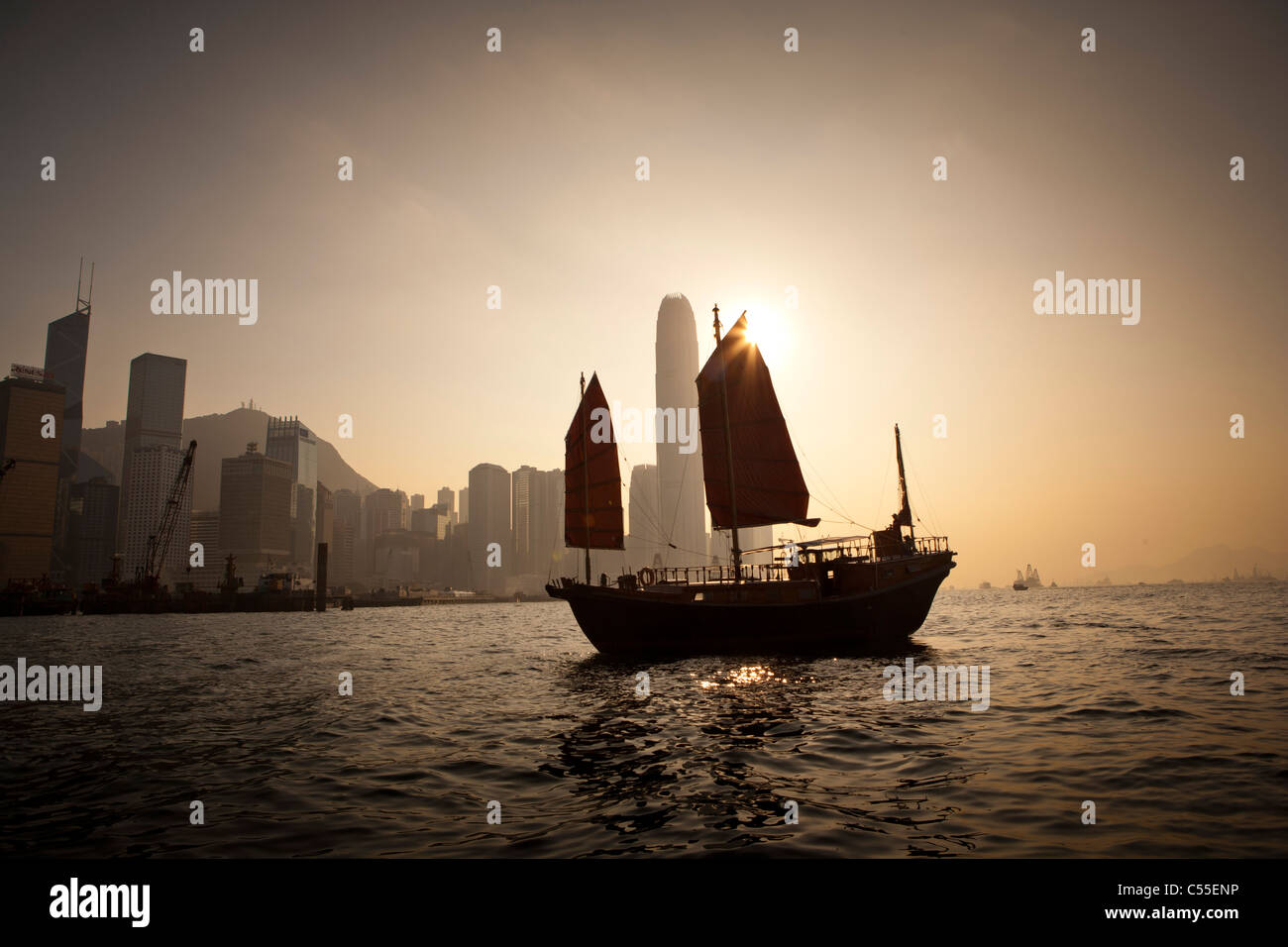 Junk Boat on the sea with the Hong Kong Harbor in the background Stock Photo - Alamy