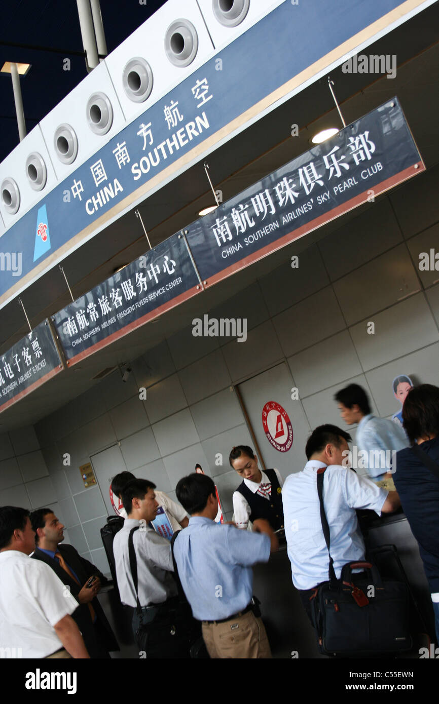 China Southern Check in desk staff passengers Stock Photo - Alamy