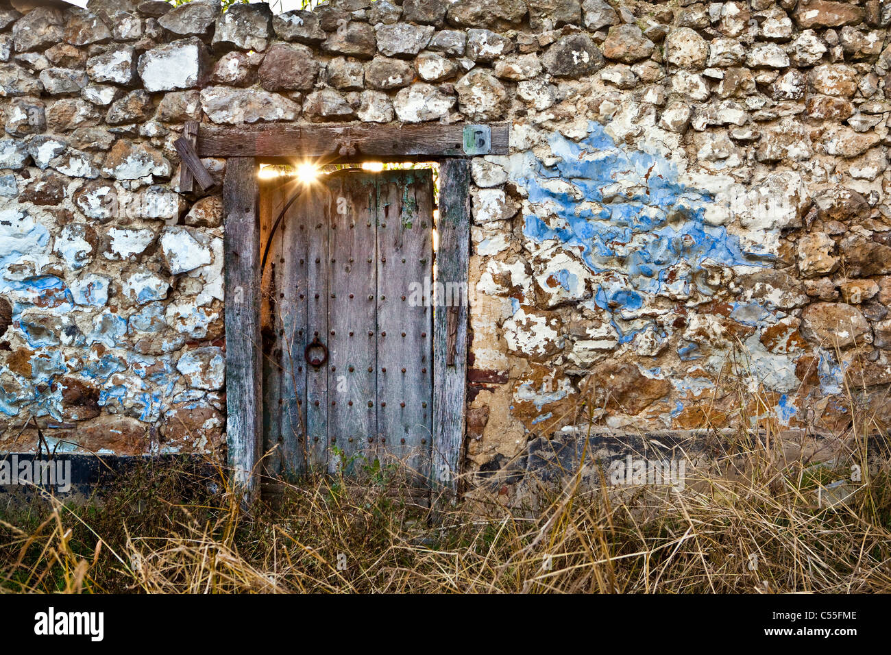 Run down house exterior hi-res stock photography and images - Alamy