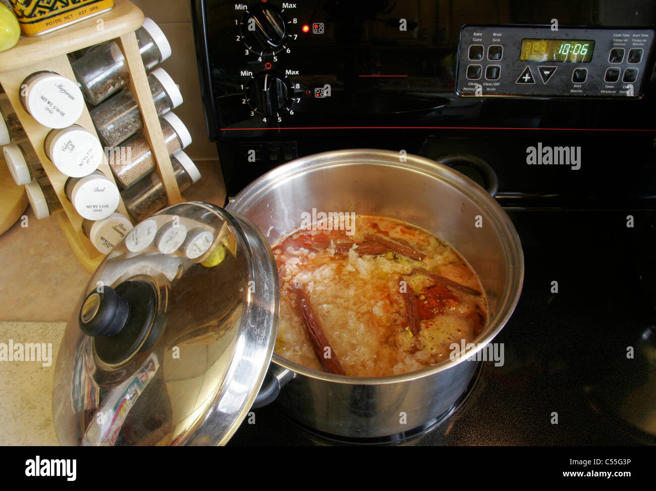 Boiling pot of soup on stove Stock Photo - Alamy