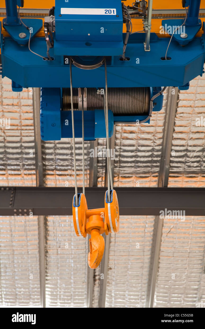 Yellow overhead frame crane hi-res stock photography and images - Alamy