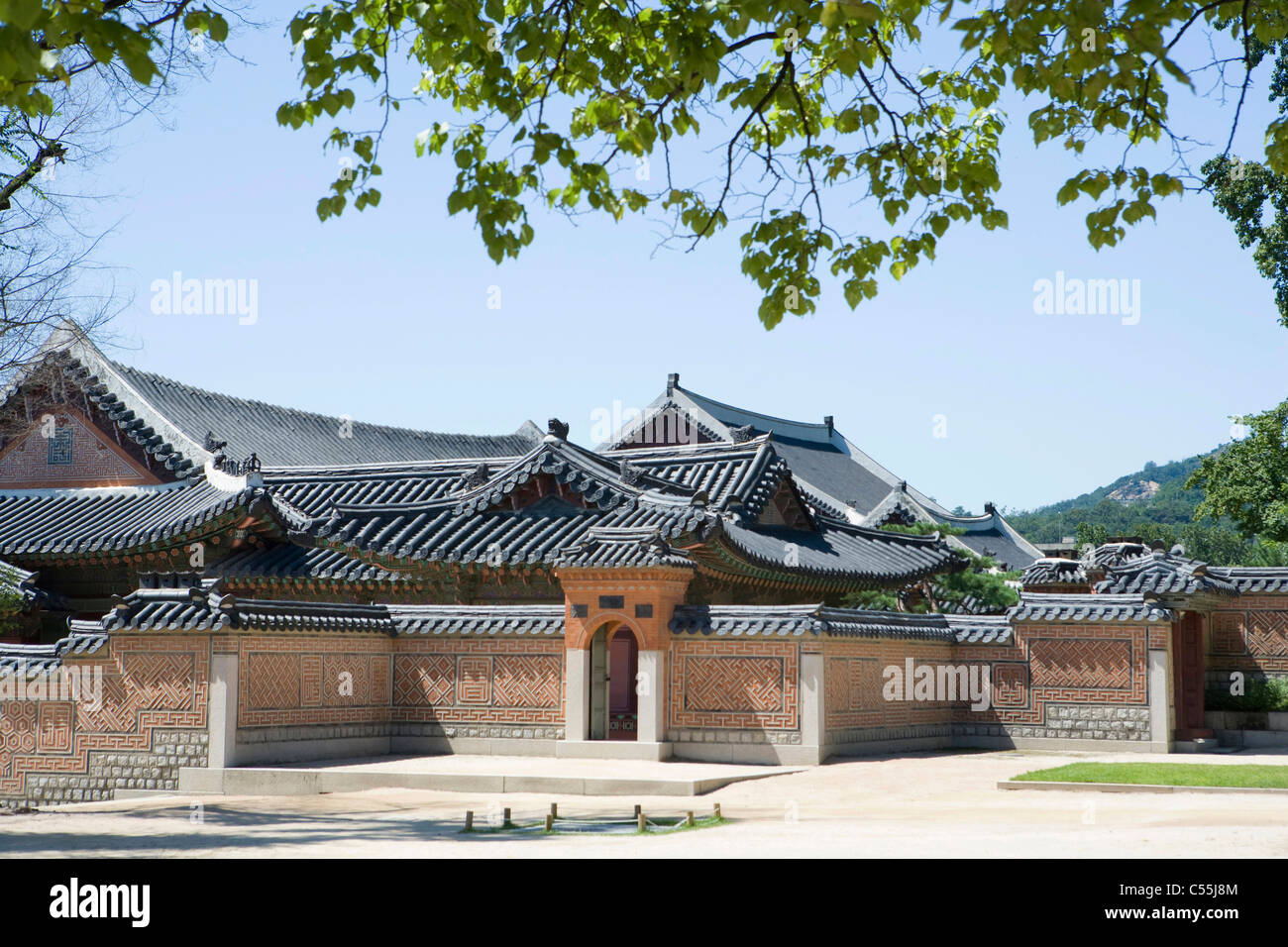 Korean traditional palace Gyeongbokgung Stock Photo - Alamy