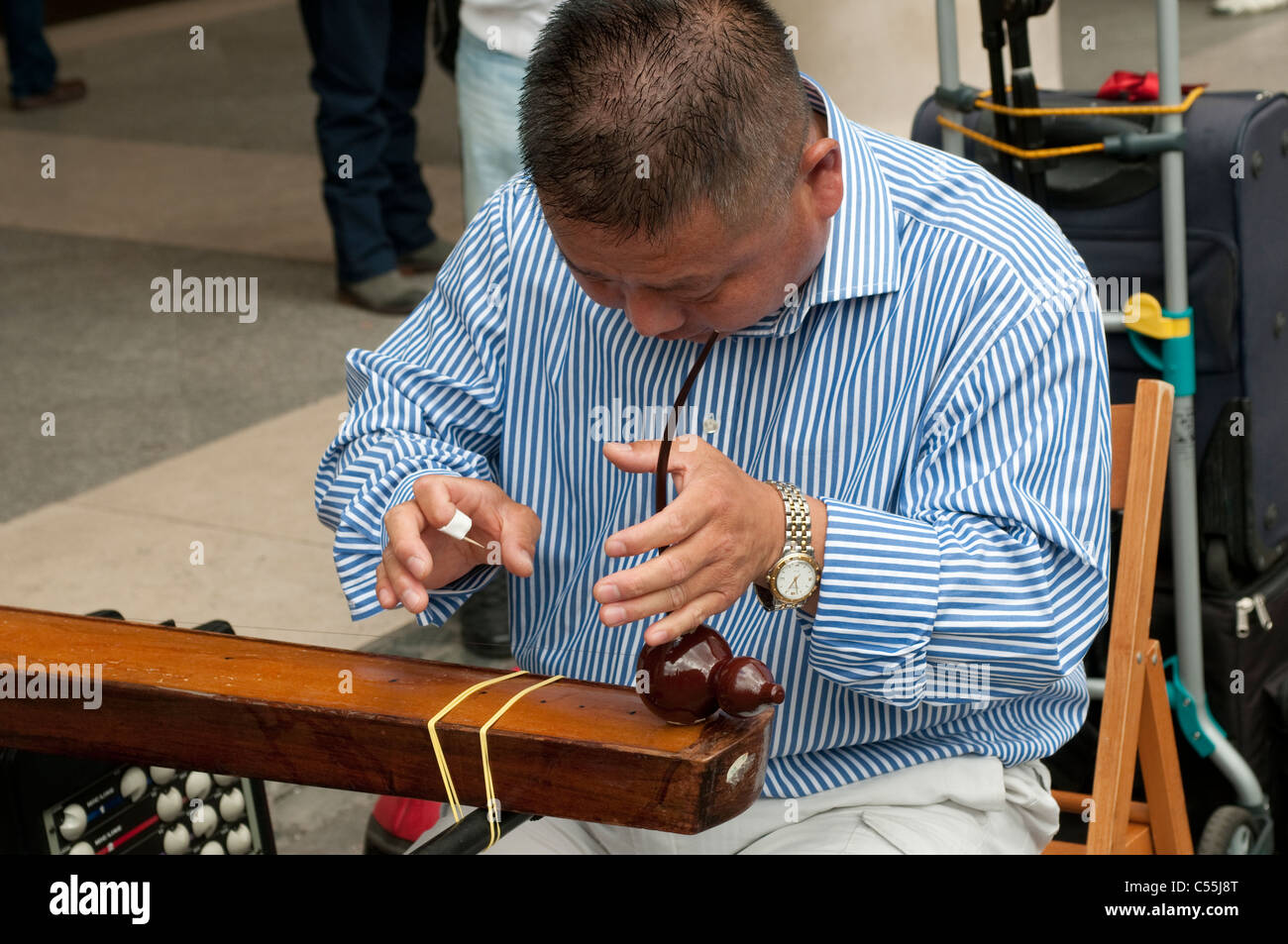 Busker playing traditional Chinese music on Du Xian Qin, Covent Garden ...