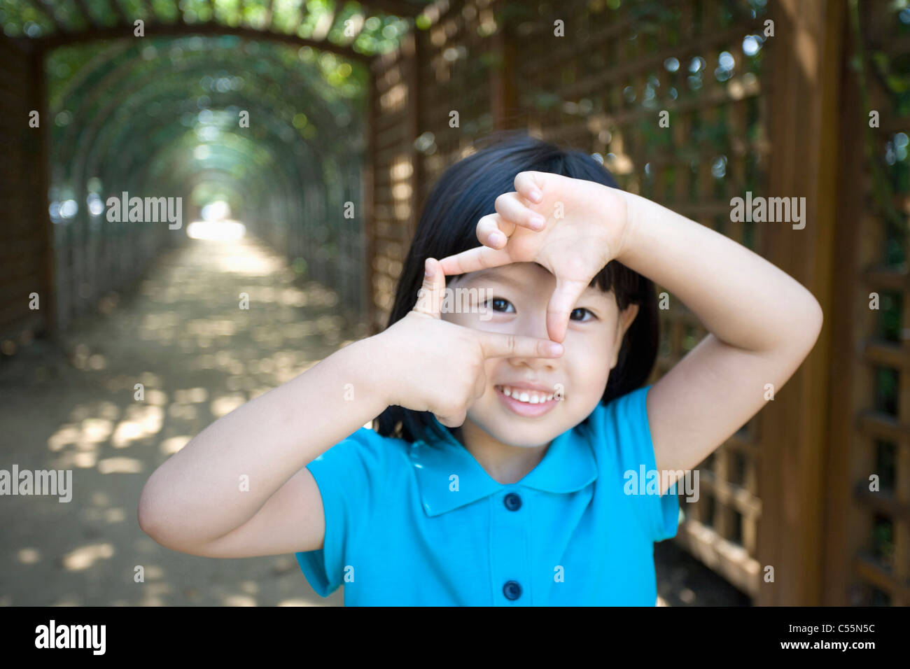girl making square with her fingers Stock Photo - Alamy
