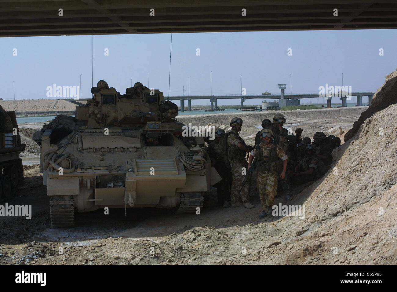 THE DESERT RATS PREPARE TO ENTER THE IRAQI CITY OF BASRA Stock Photo ...