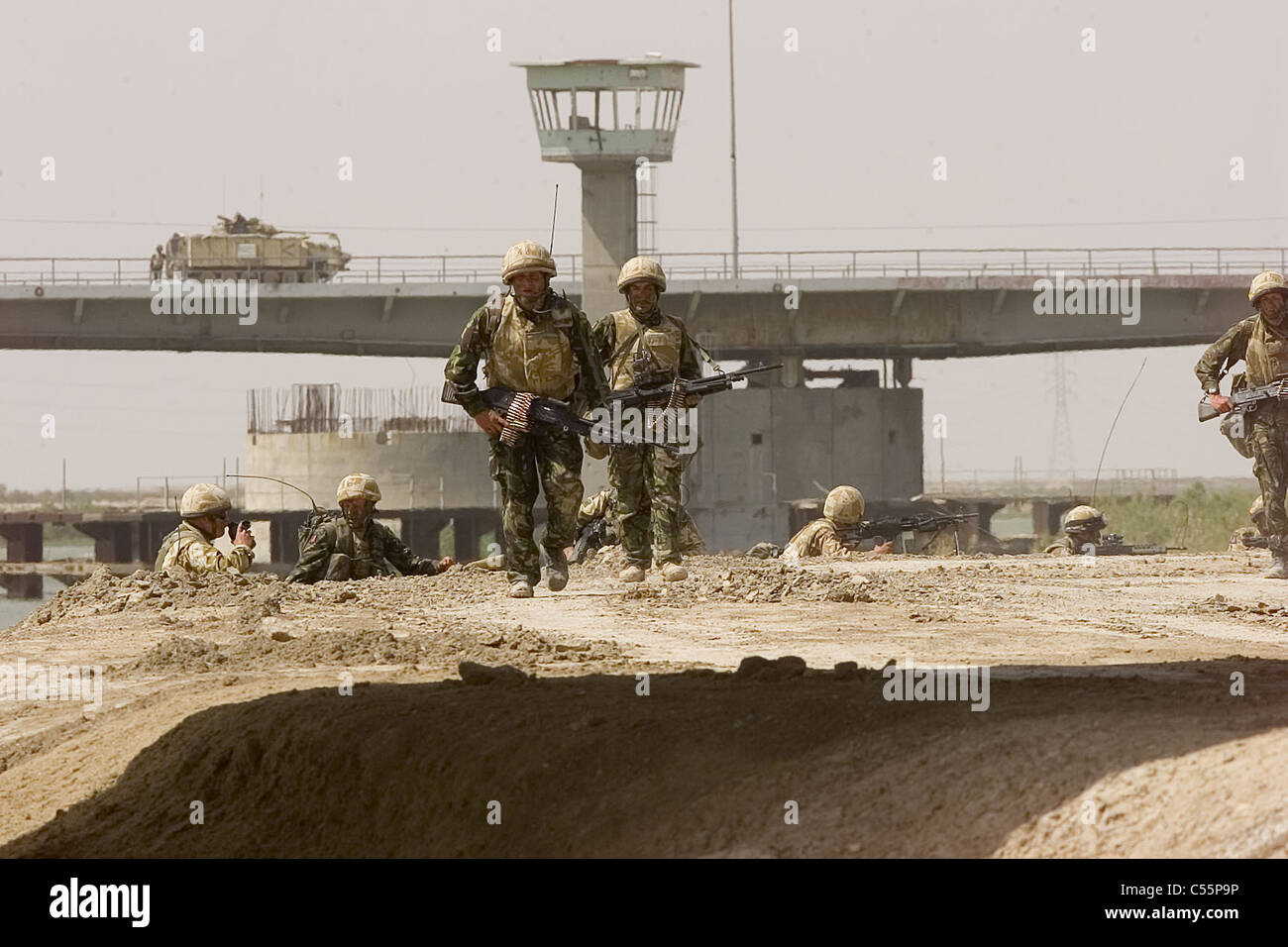 THE DESERT RATS PREPARE TO ENTER THE IRAQI CITY OF BASRA Stock Photo ...