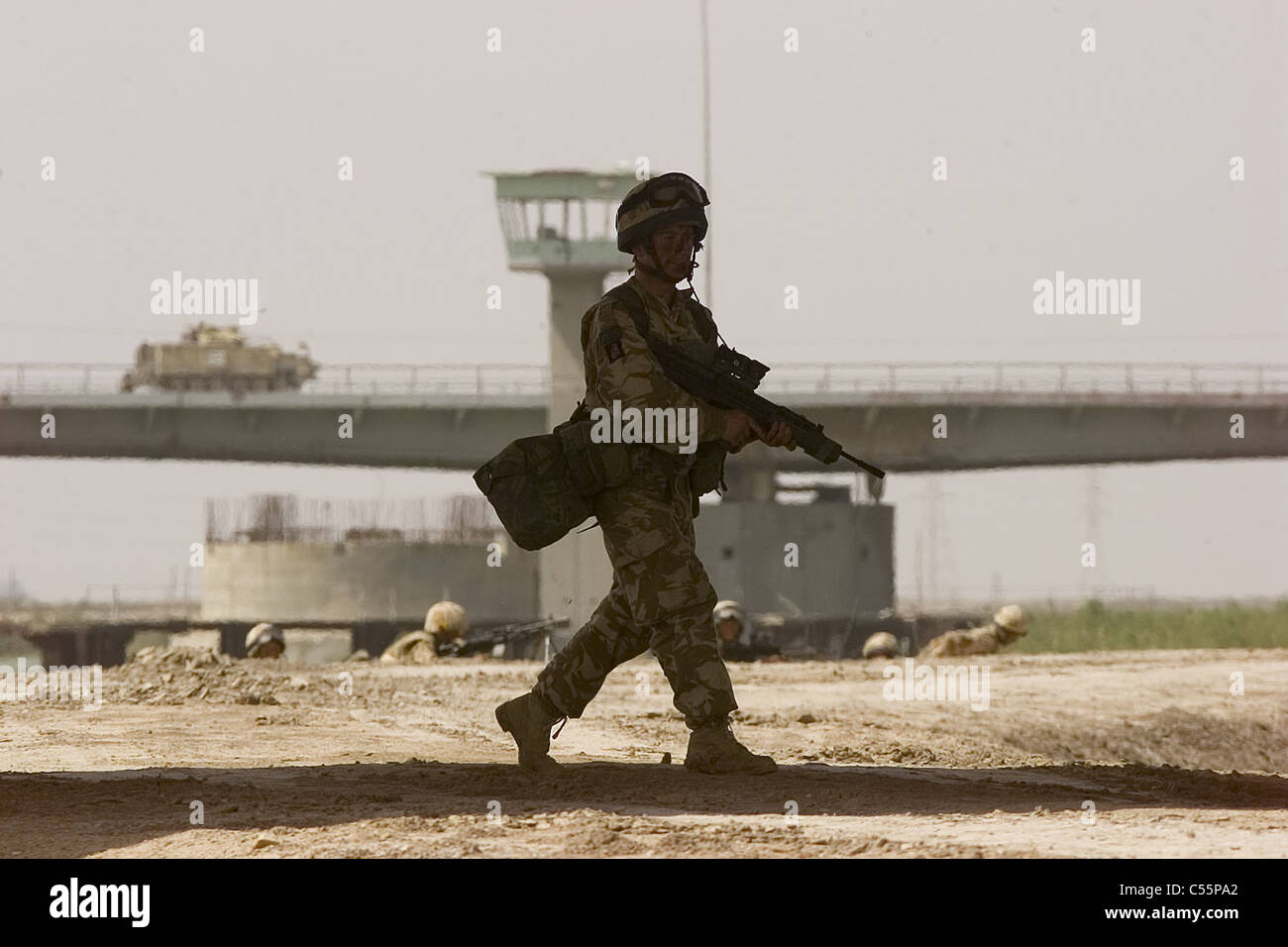 THE DESERT RATS PREPARE TO ENTER THE IRAQI CITY OF BASRA Stock Photo ...