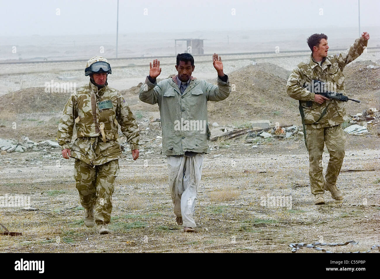 DESERT RATS ROUND UP LOOTERS IN THE OILFIELDS OF SOUTHERN IRAQ-2003 ...