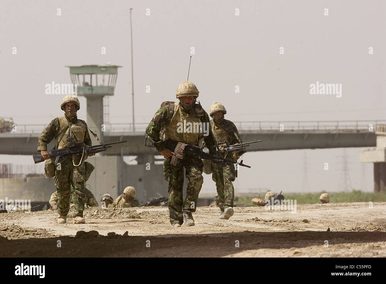 THE DESERT RATS PREPARE TO ENTER THE IRAQI CITY OF BASRA Stock Photo ...