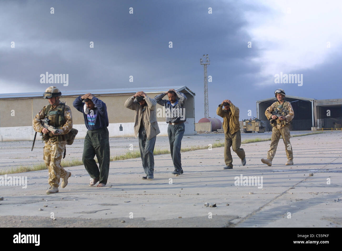 DESERT RATS ROUND UP PRISONERS OF WAR IN BASRA SOUTHERN IRAQ-2003 Stock ...