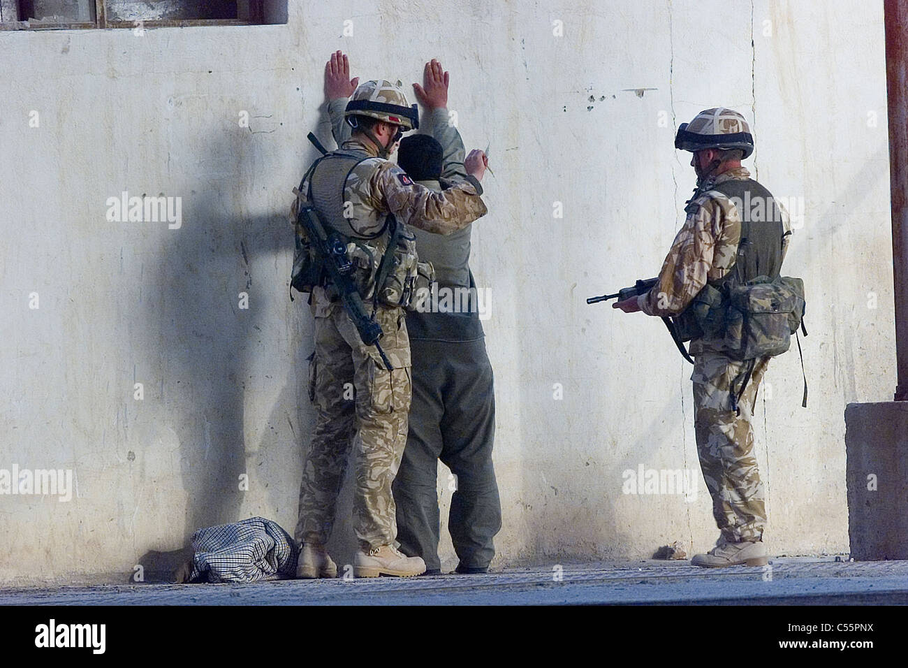 DESERT RATS ROUND UP PRISONERS OF WAR IN BASRA SOUTHERN IRAQ-2003 Stock ...