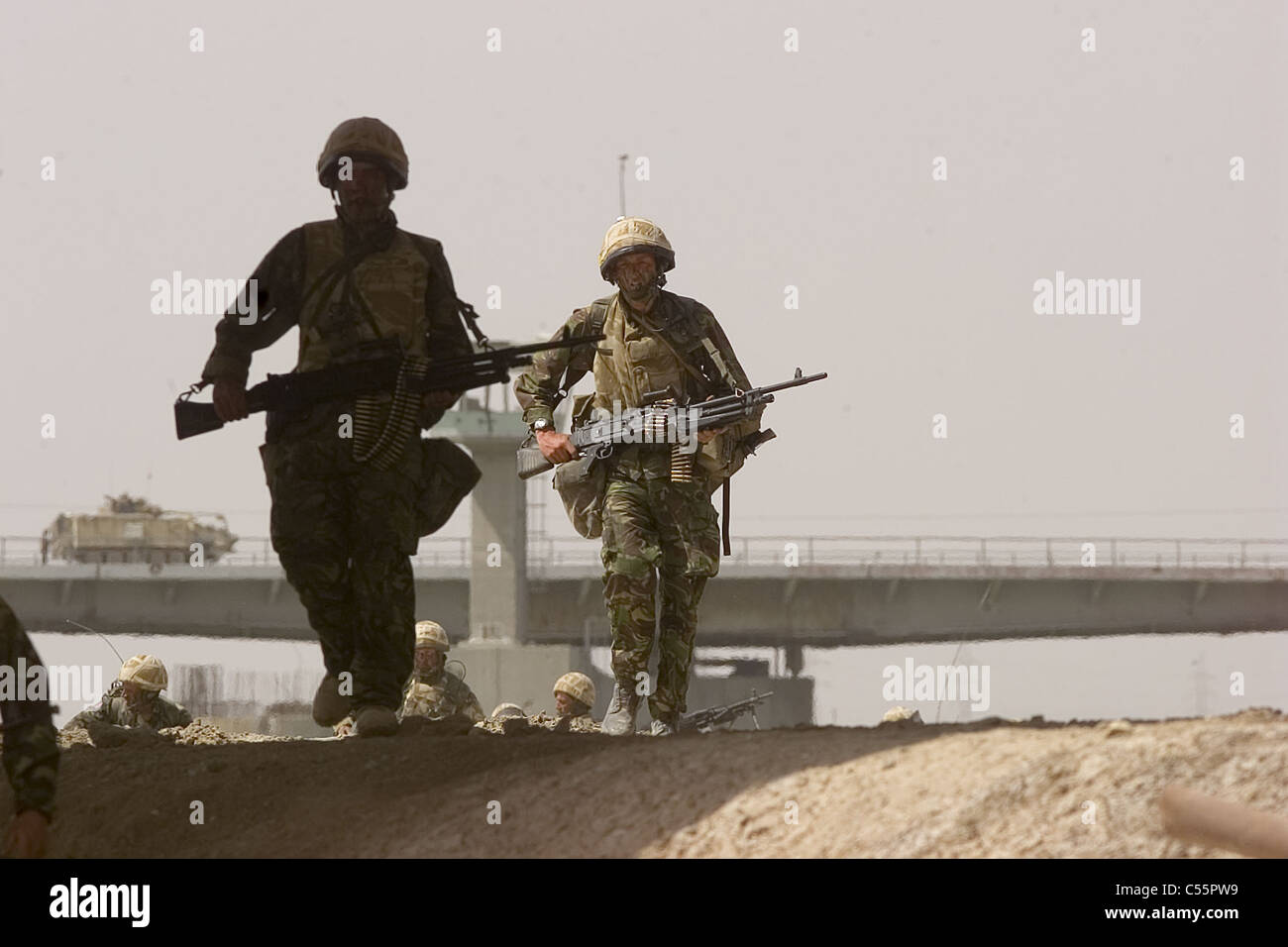 THE DESERT RATS PREPARE TO ENTER THE IRAQI CITY OF BASRA Stock Photo ...