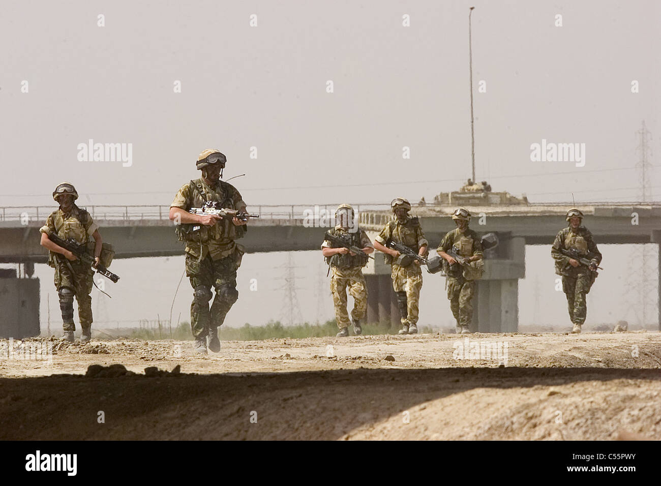 THE DESERT RATS PREPARE TO ENTER THE IRAQI CITY OF BASRA Stock Photo ...