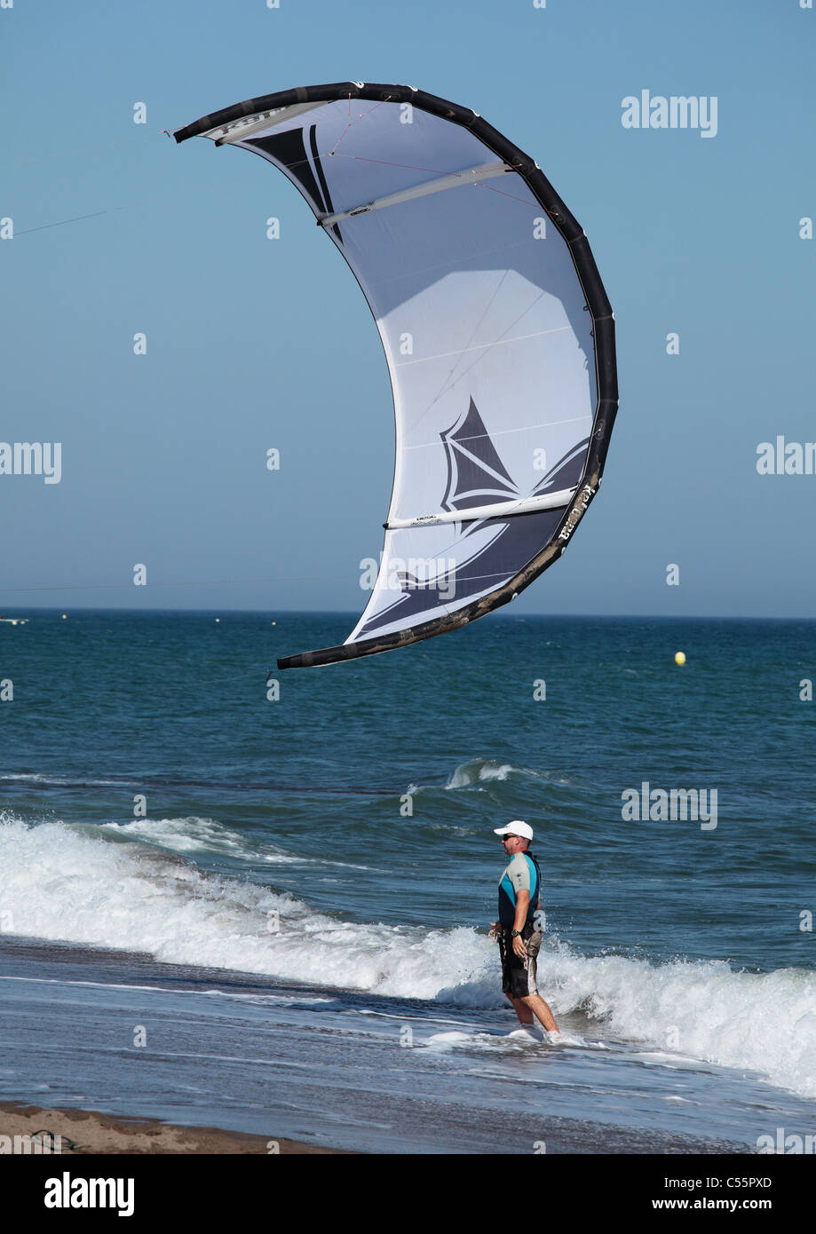man launching kite surfing wing from a beach Stock Photo - Alamy
