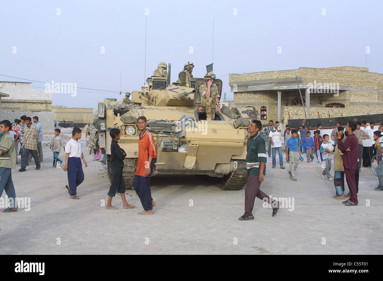 THE DESERT RATS IN THE IRAQI CITY OF BASRA MEETING THE LOCALS Stock ...