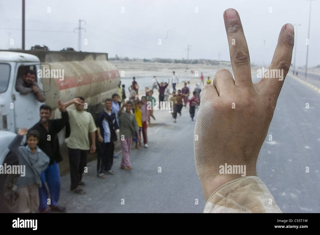 THE DESERT RATS IN THE IRAQI CITY OF BASRA MEETING THE LOCALS Stock ...