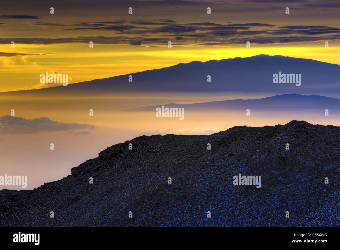Mauna loa crater hi-res stock photography and images - Alamy