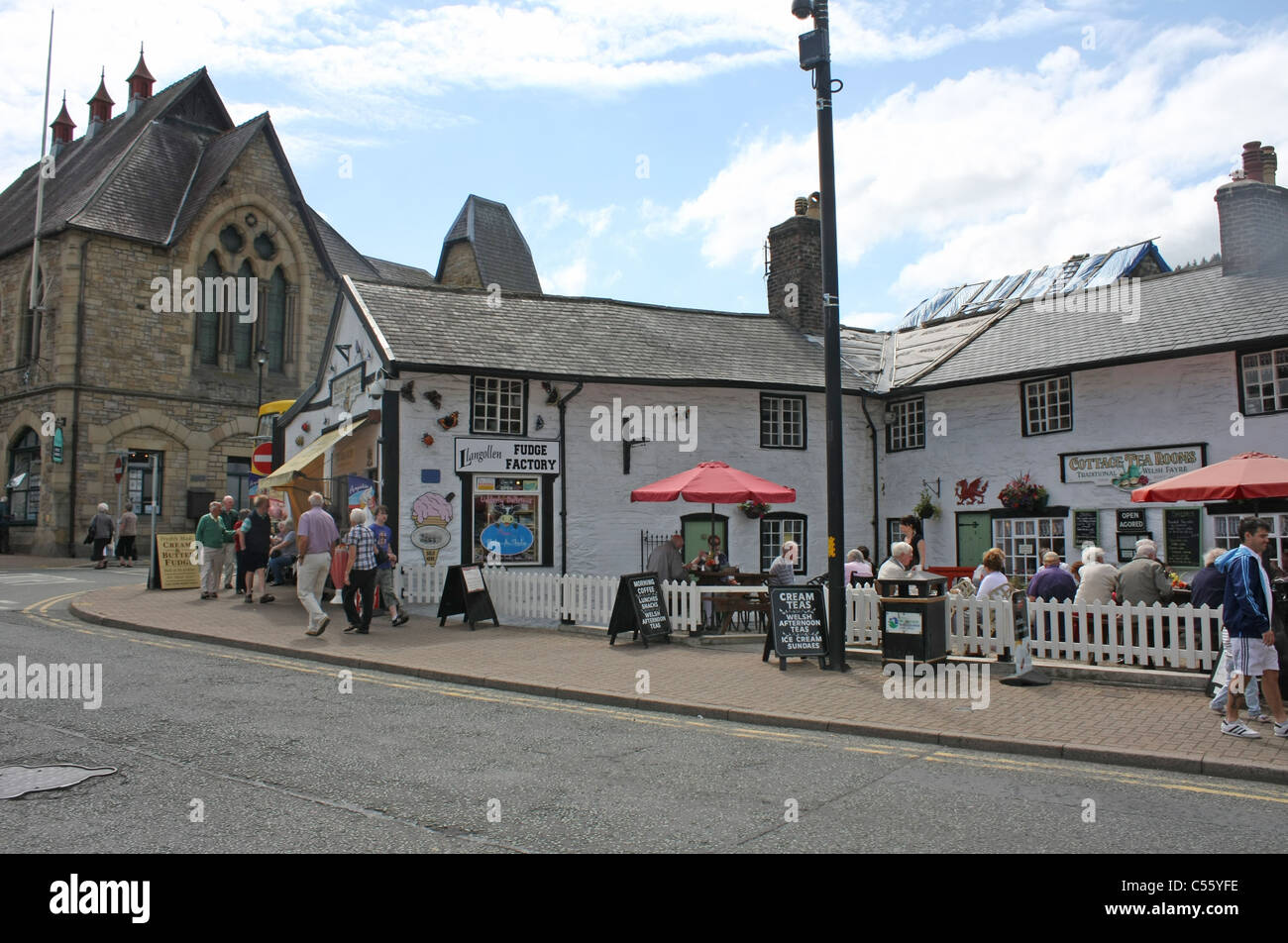 Shop and cafe in Llangollen Stock Photo - Alamy