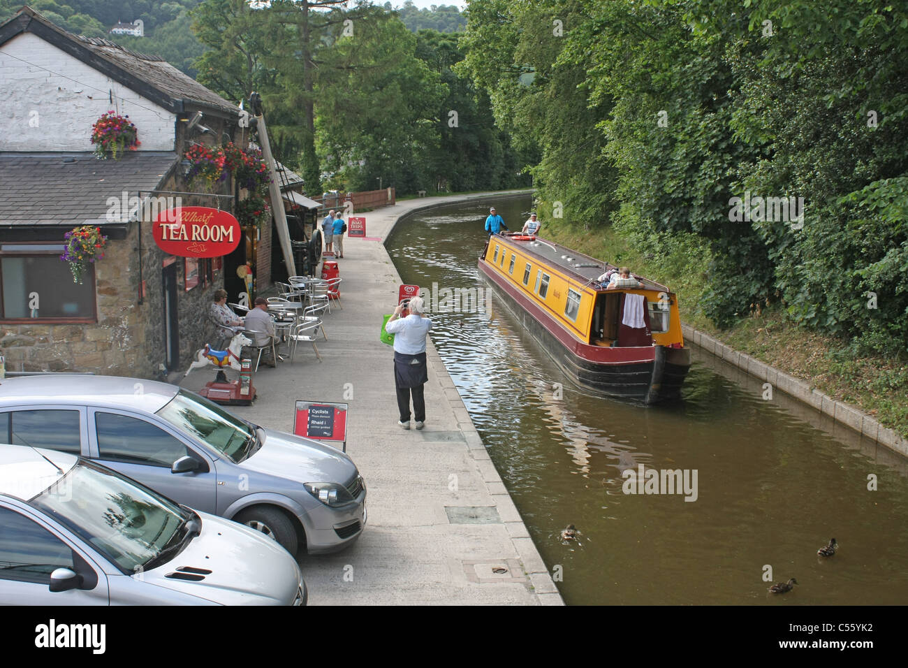 Llangollen wharf and llangollen canal hi-res stock photography and ...