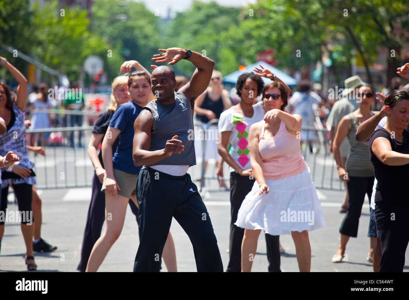 Diversity dance group hi-res stock photography and images - Alamy