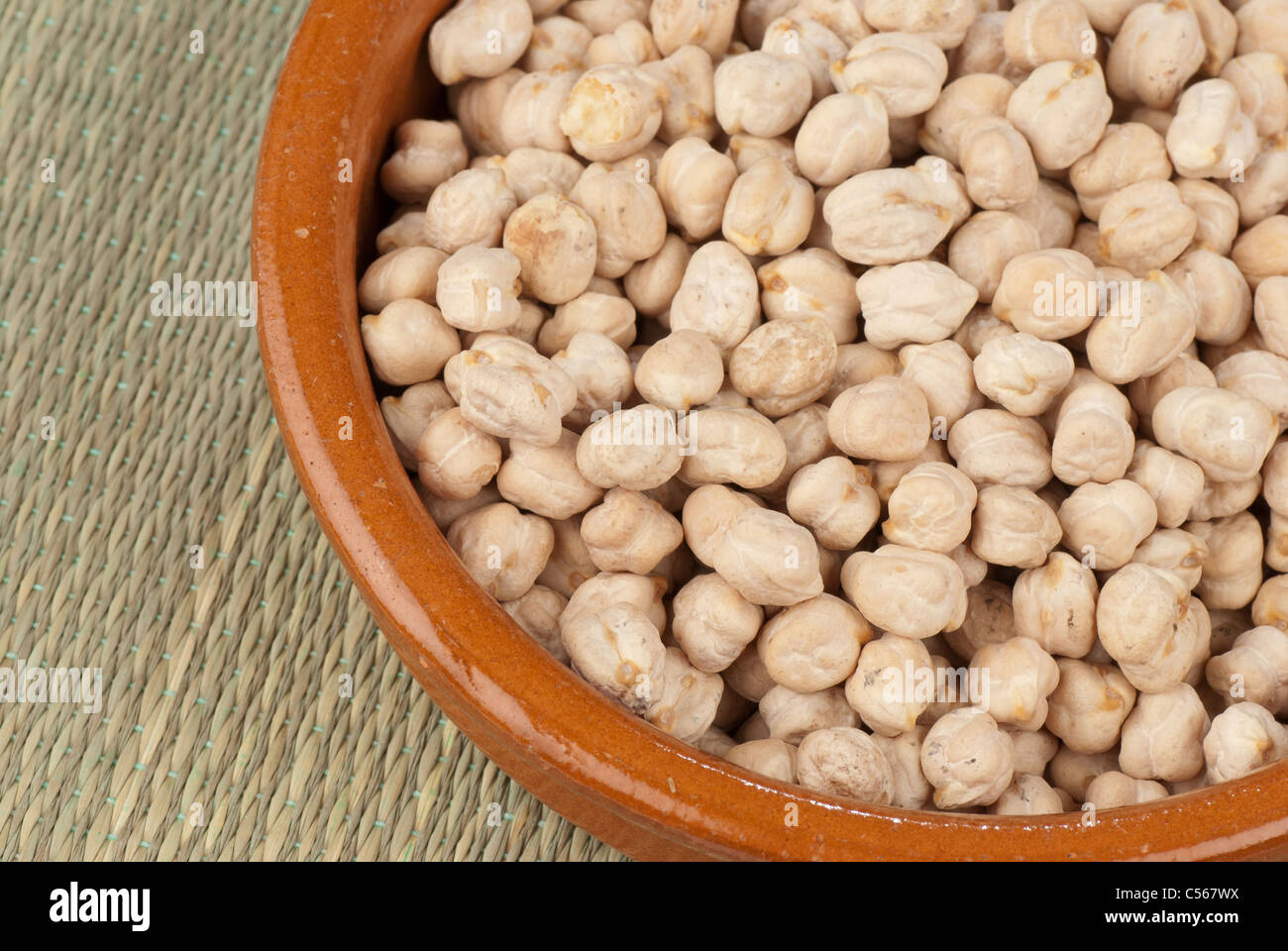 Clay pot with fresh organic white chickpeas Stock Photo - Alamy