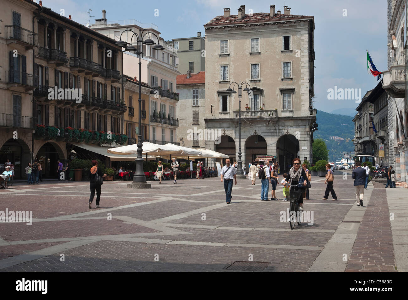 Piazza del Duomo or Cathedral square in Como, Italy Stock Photo - Alamy