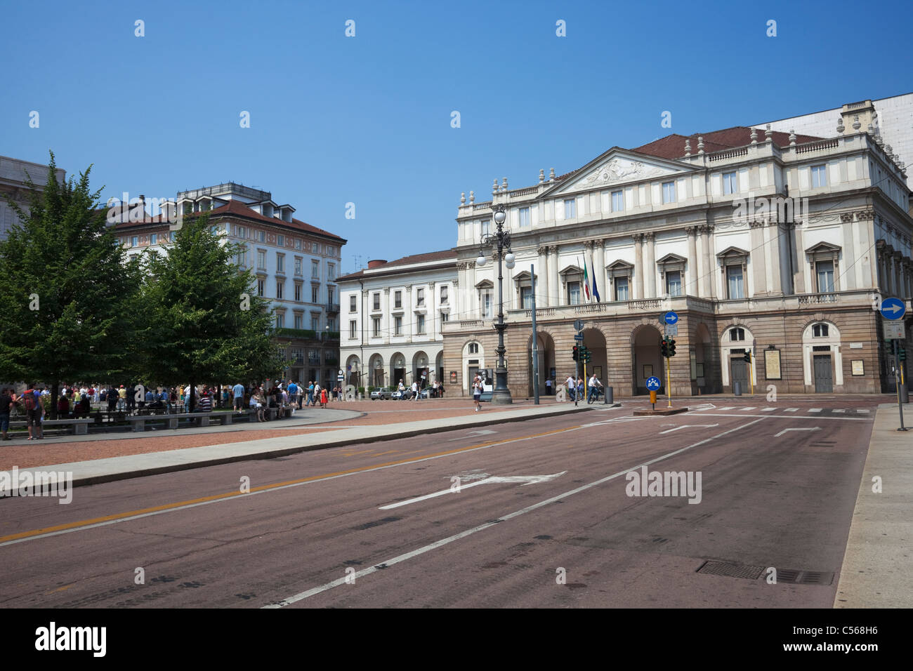 Piazza della Scala and La Scala opera house in Milan, Italy Stock Photo ...