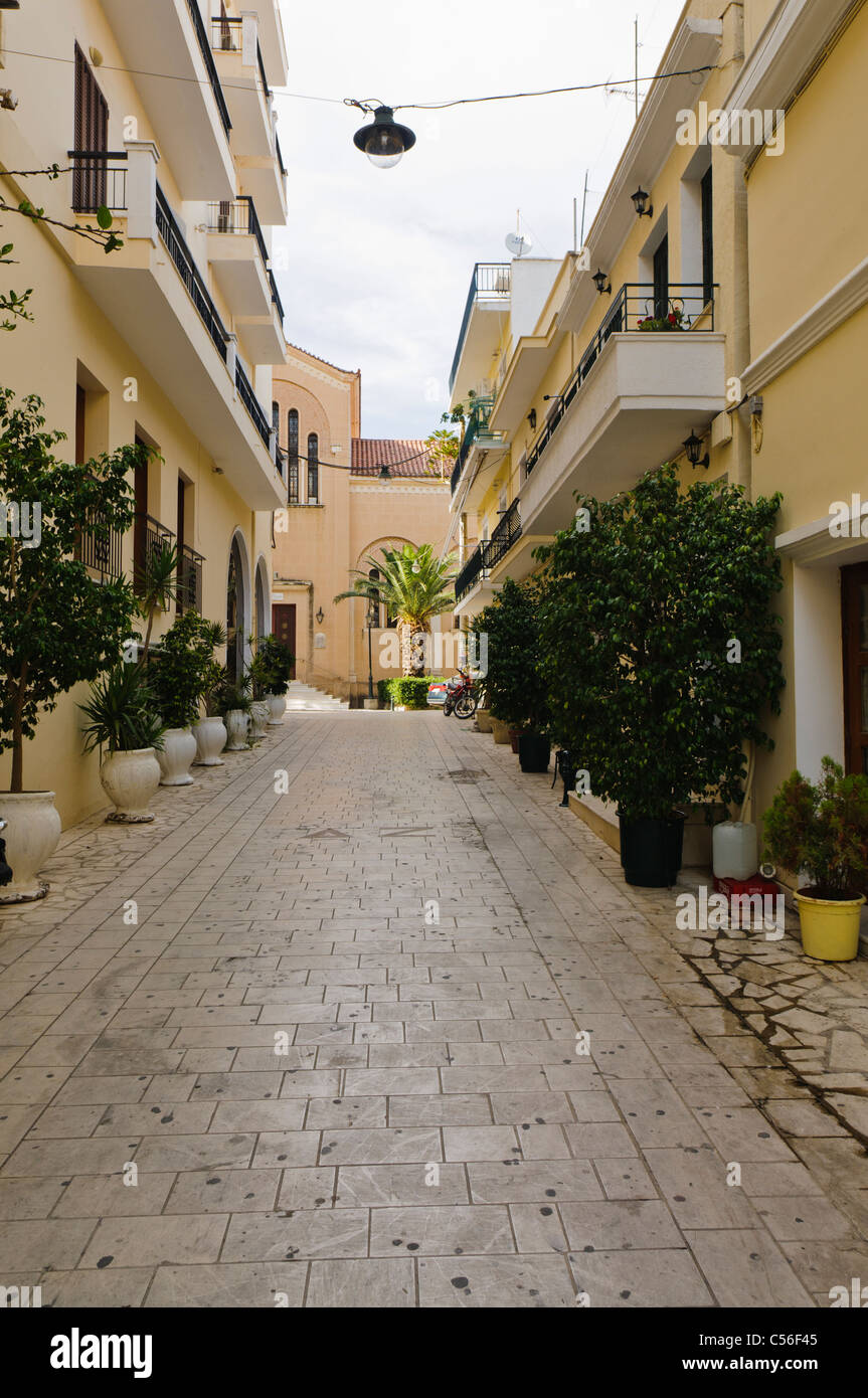 Street in the Greek town of Zakynthos Stock Photo - Alamy