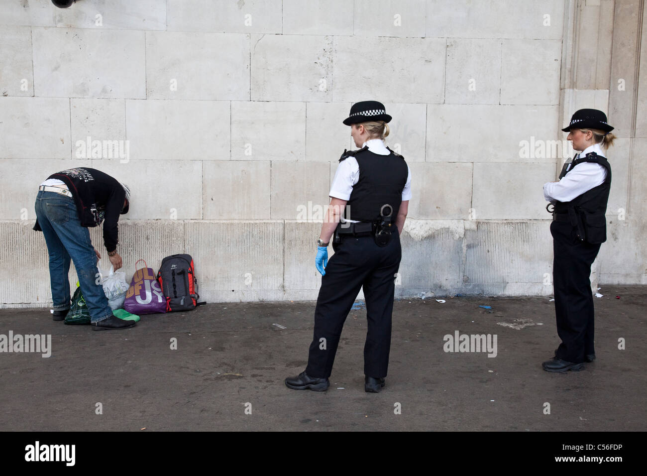 Police ask a man to leave the Piazza, Covent Garden, London, England ...