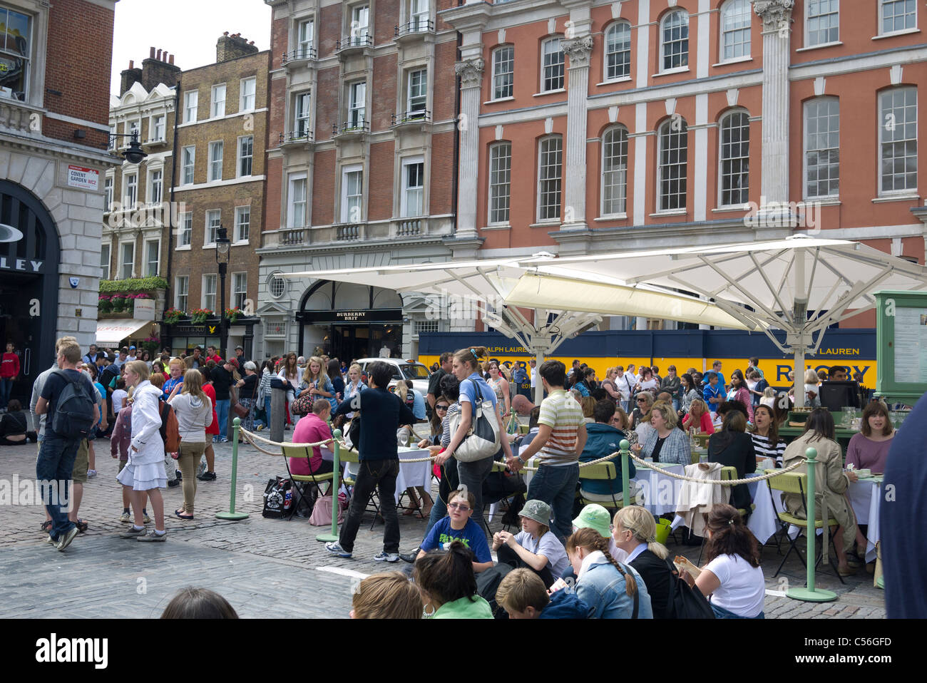 London tourists and visitors hi-res stock photography and images - Alamy