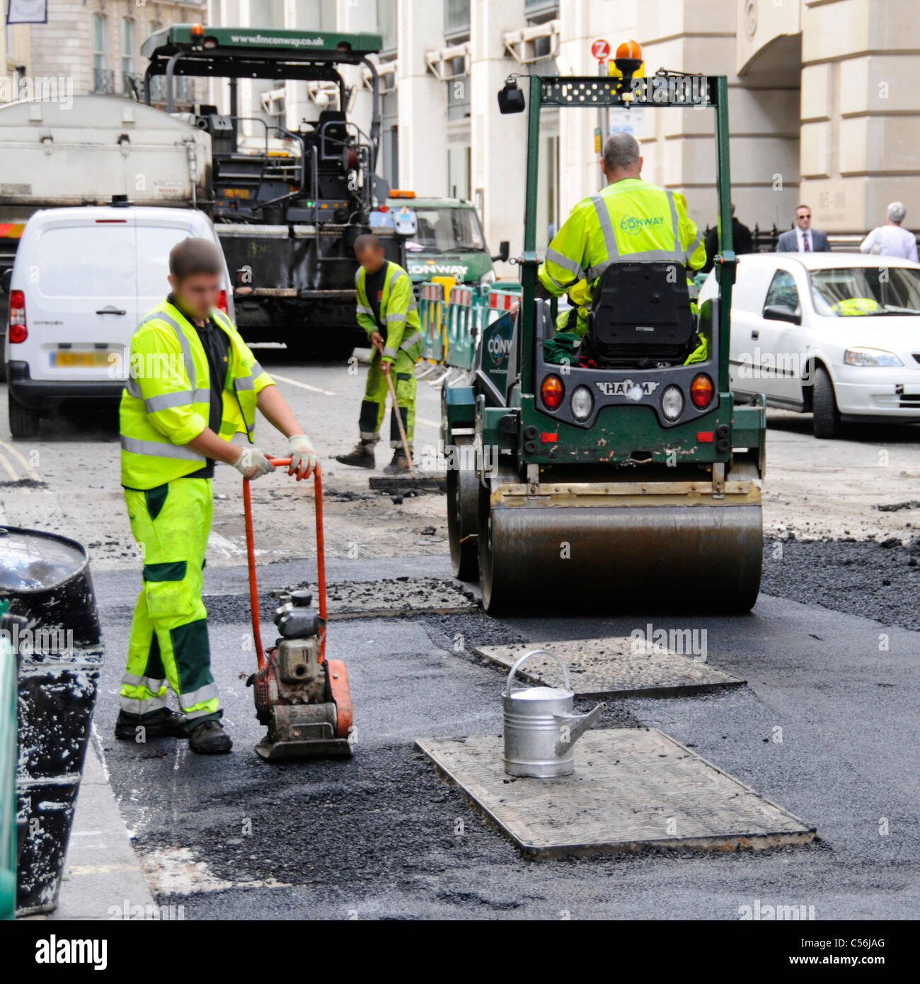 Tarmac workers hi-res stock photography and images - Alamy