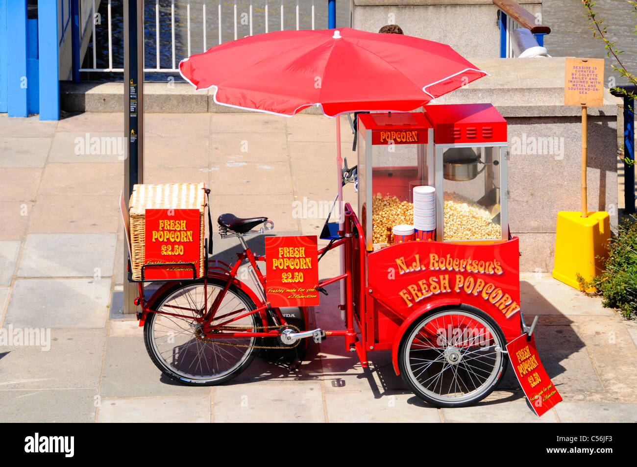 Vendor popcorn hi-res stock photography and images - Alamy