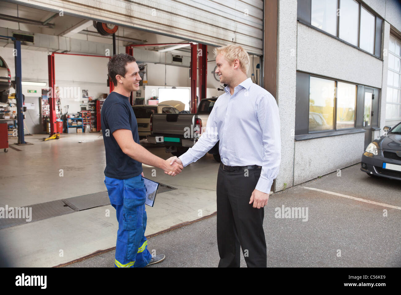 Customer mechanic shaking hands auto hi-res stock photography and ...
