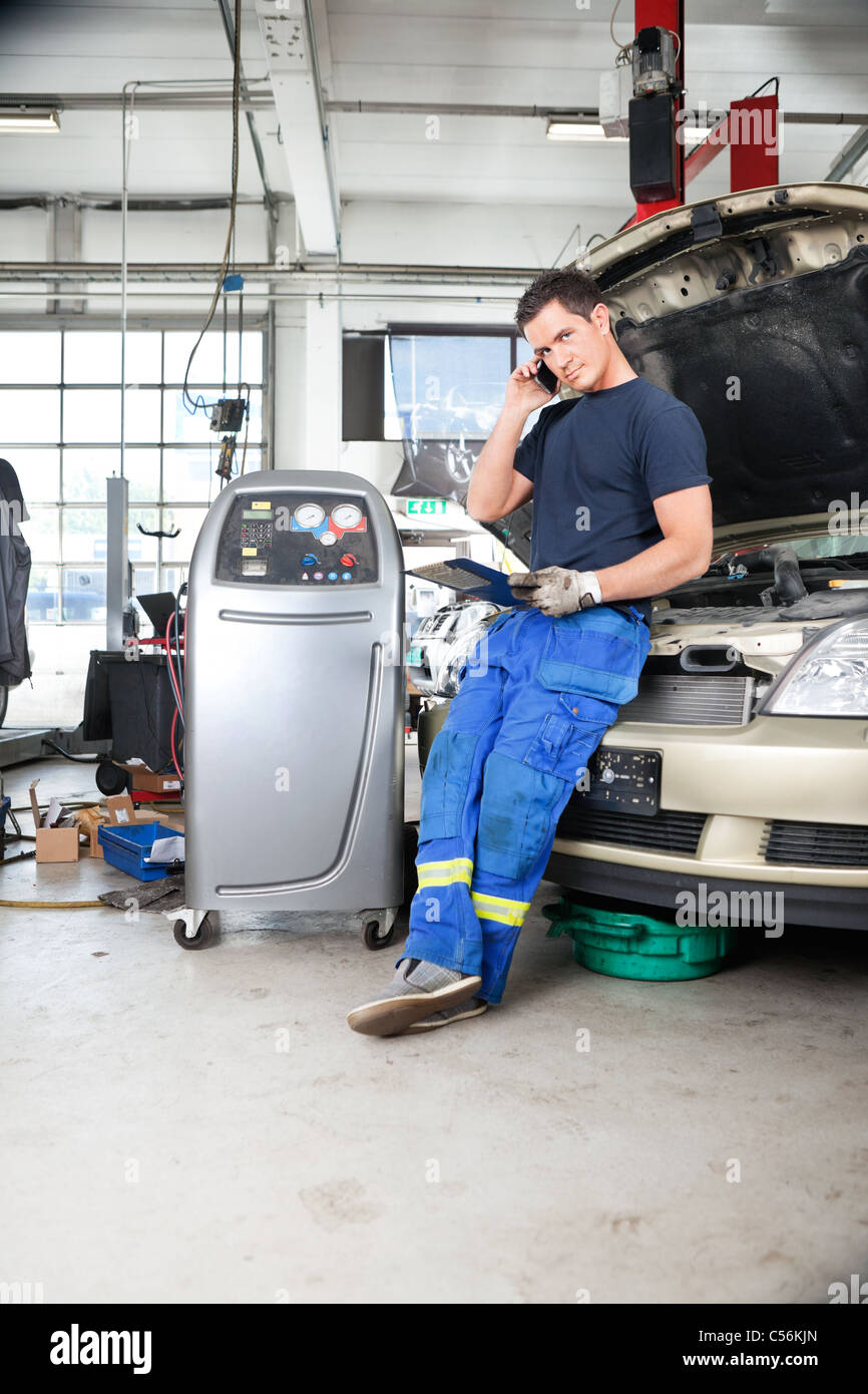 Mechanic car discuss hi-res stock photography and images - Alamy