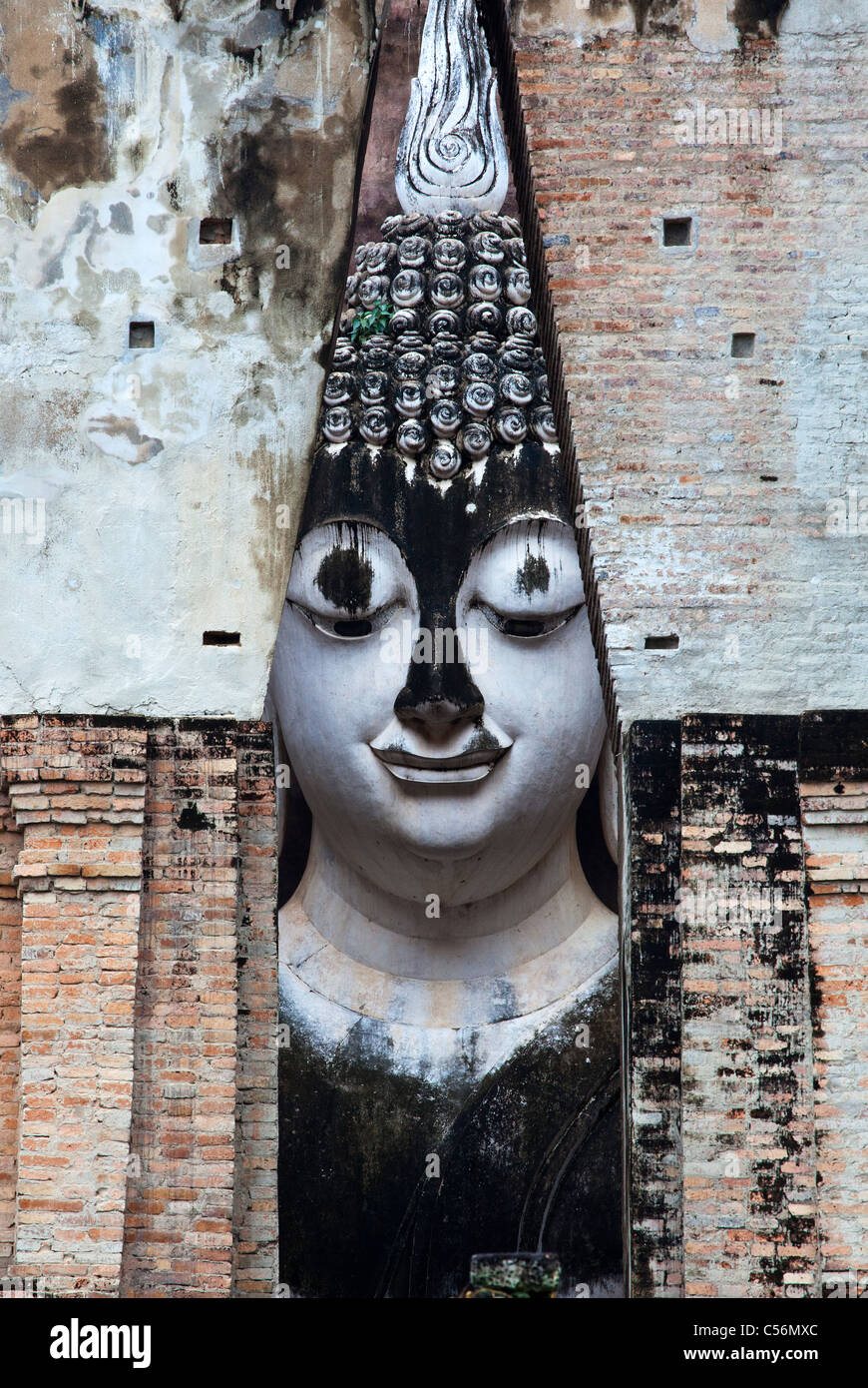 Sukhothai wat si chum hi-res stock photography and images - Alamy