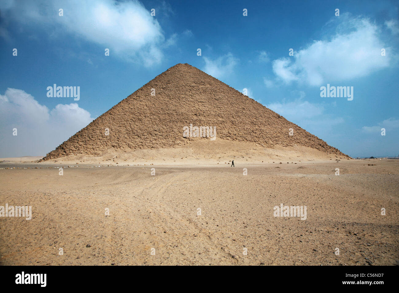 a man walking next red pyramid in egypt Stock Photo - Alamy