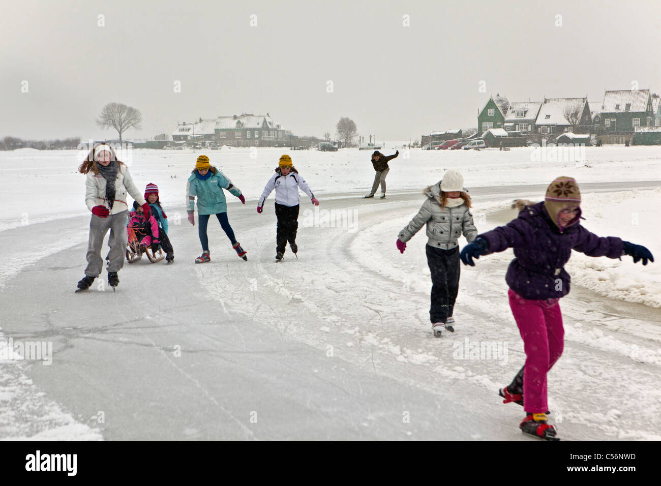 Group of children ice skating hi-res stock photography and images - Alamy