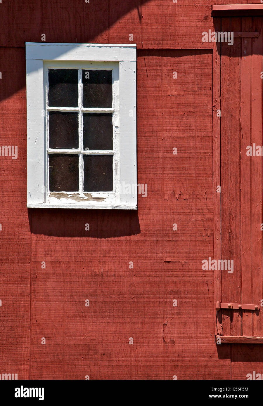 Red barn window hi-res stock photography and images - Alamy