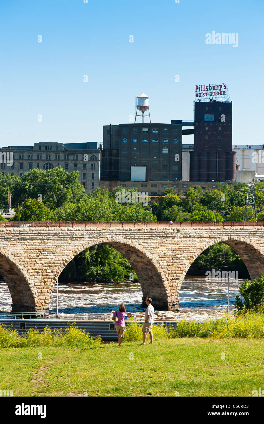 THE STONE ARCH BRIDGE, MINNEAPOLIS, MINNESOTA Stock Photo - Alamy