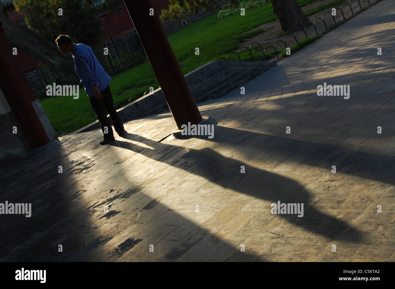 Man casts a shadow hi-res stock photography and images - Alamy