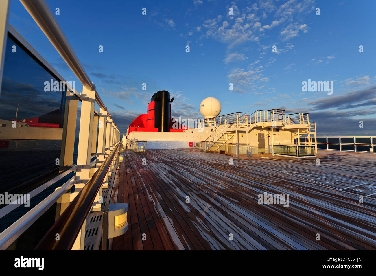 Queen mary 2 deck hi-res stock photography and images - Alamy