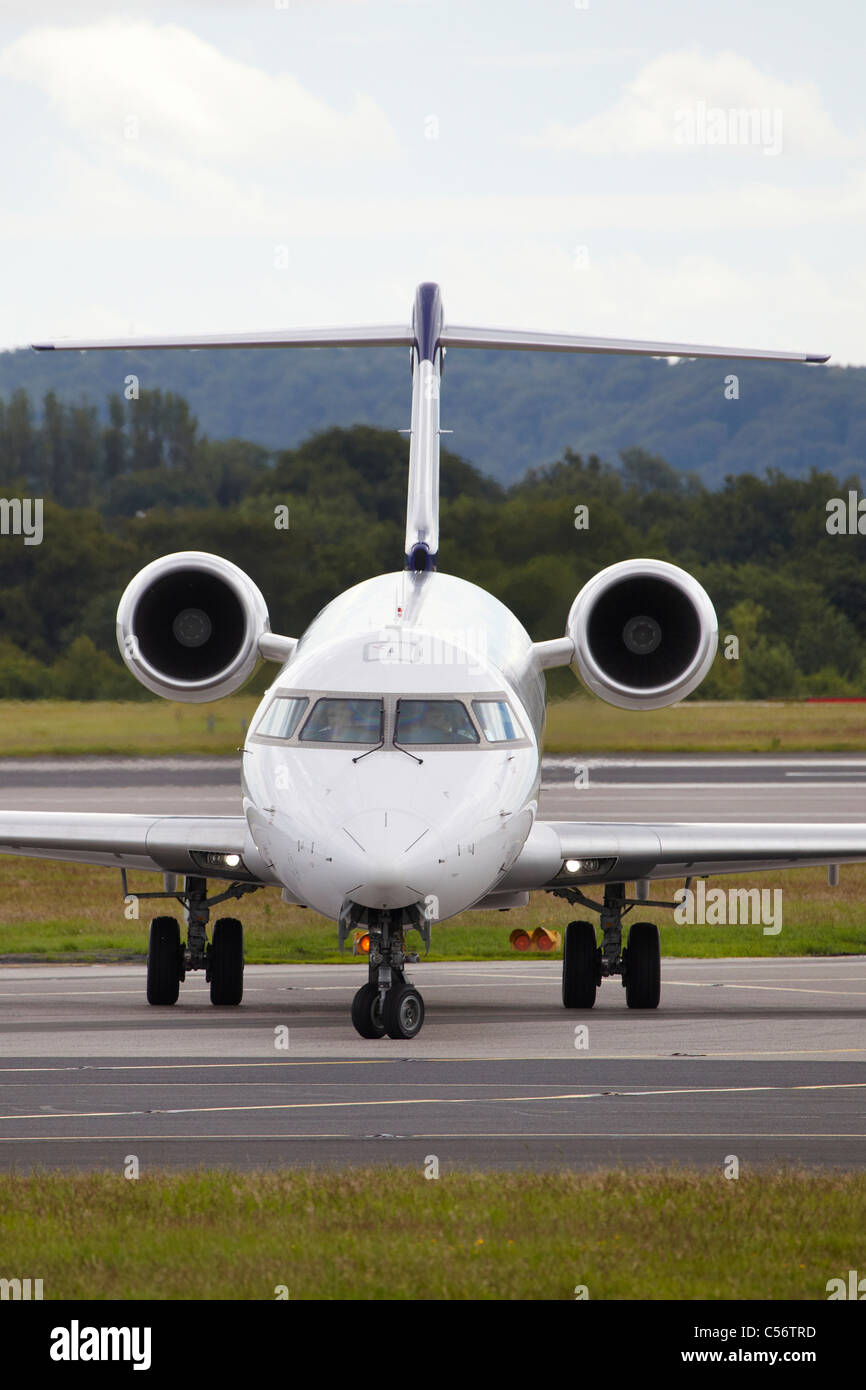 Airplane at manchester airport hi-res stock photography and images - Alamy