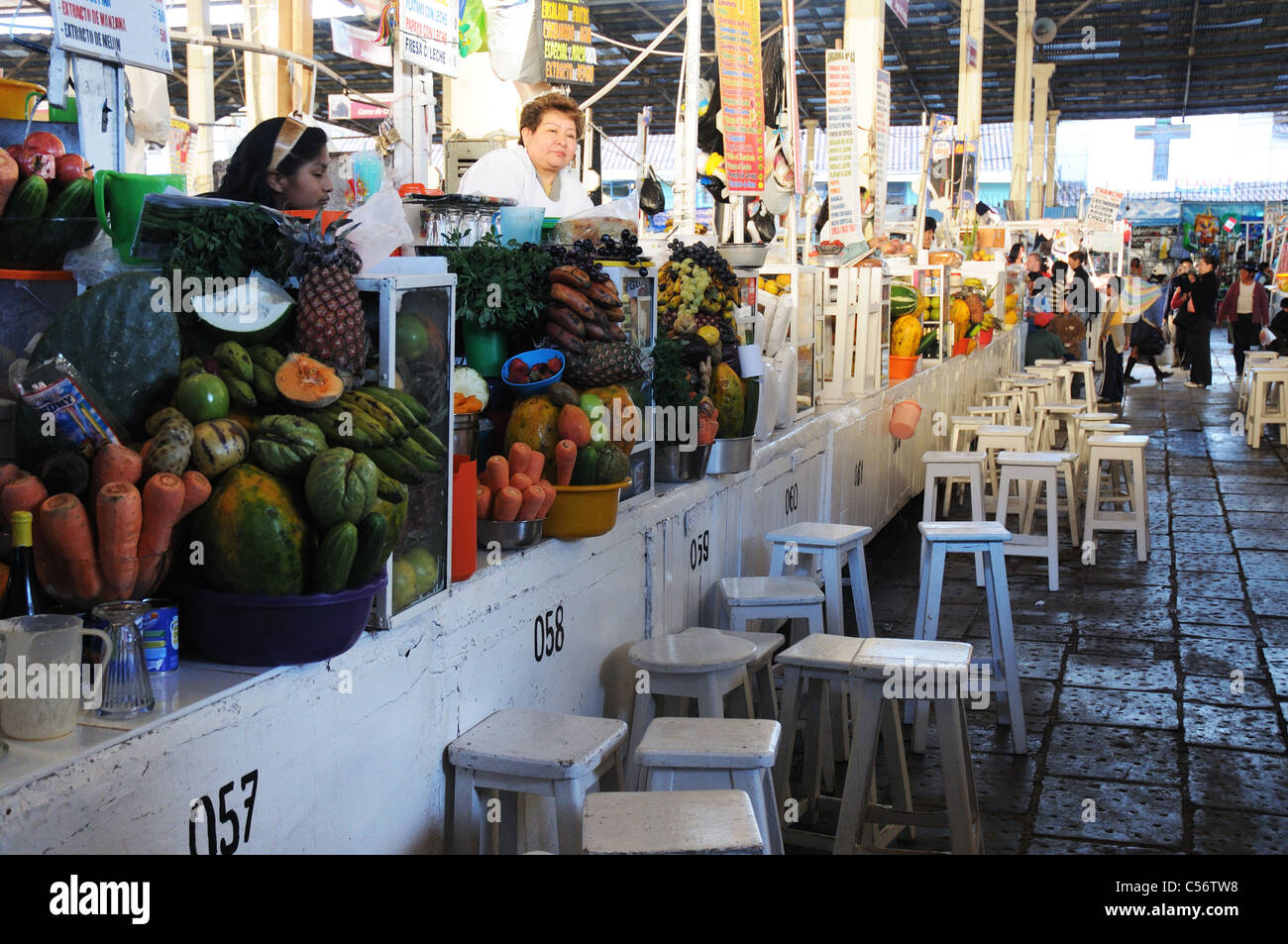 Fruit juice vendors in a market in Cusco, Peru Stock Photo - Alamy