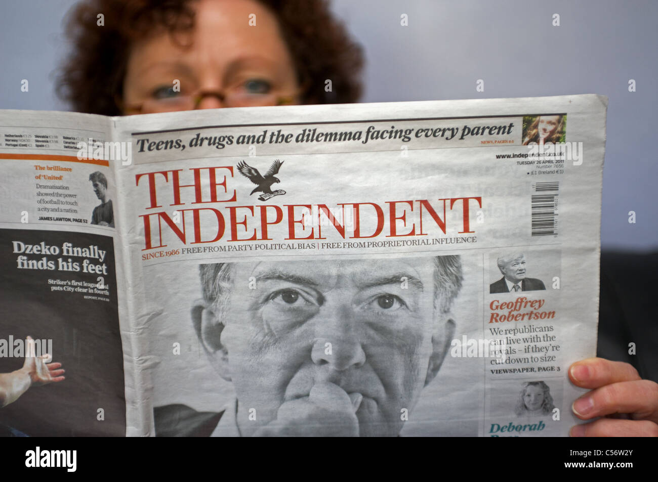Woman reading The Independent newspaper Stock Photo - Alamy