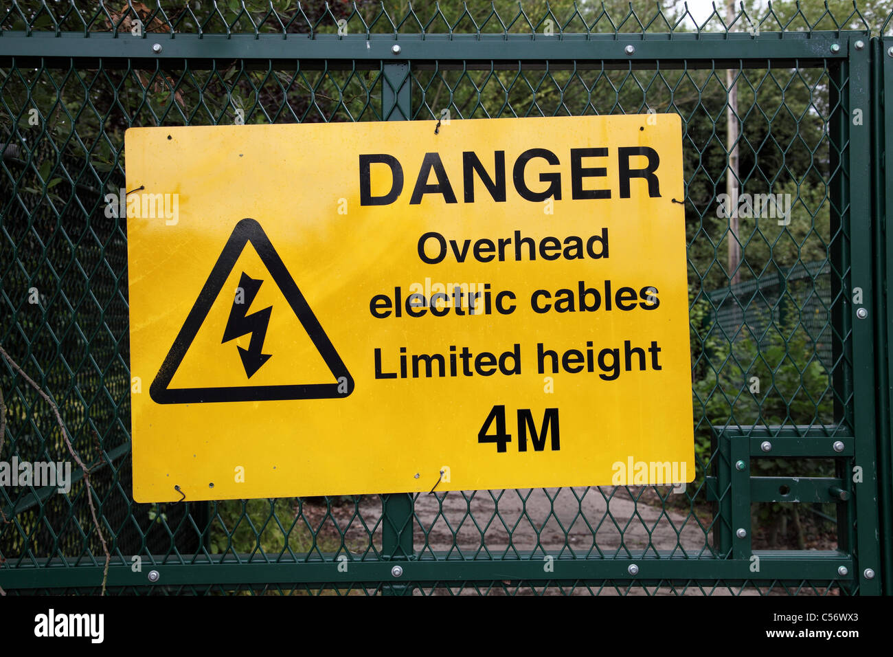 Sign warning danger overhead power hi-res stock photography and images ...