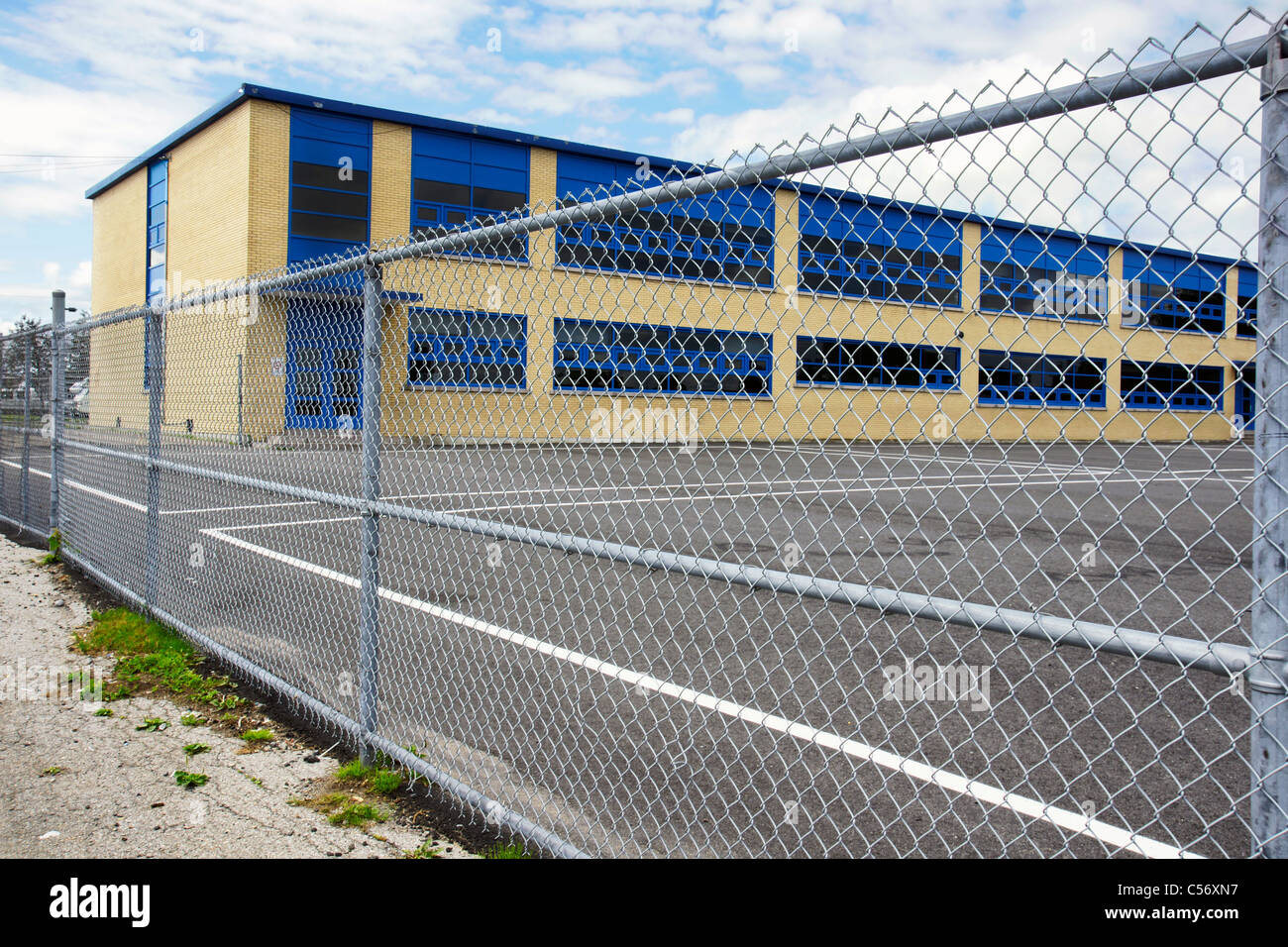 Wire mesh security glass hi-res stock photography and images - Alamy