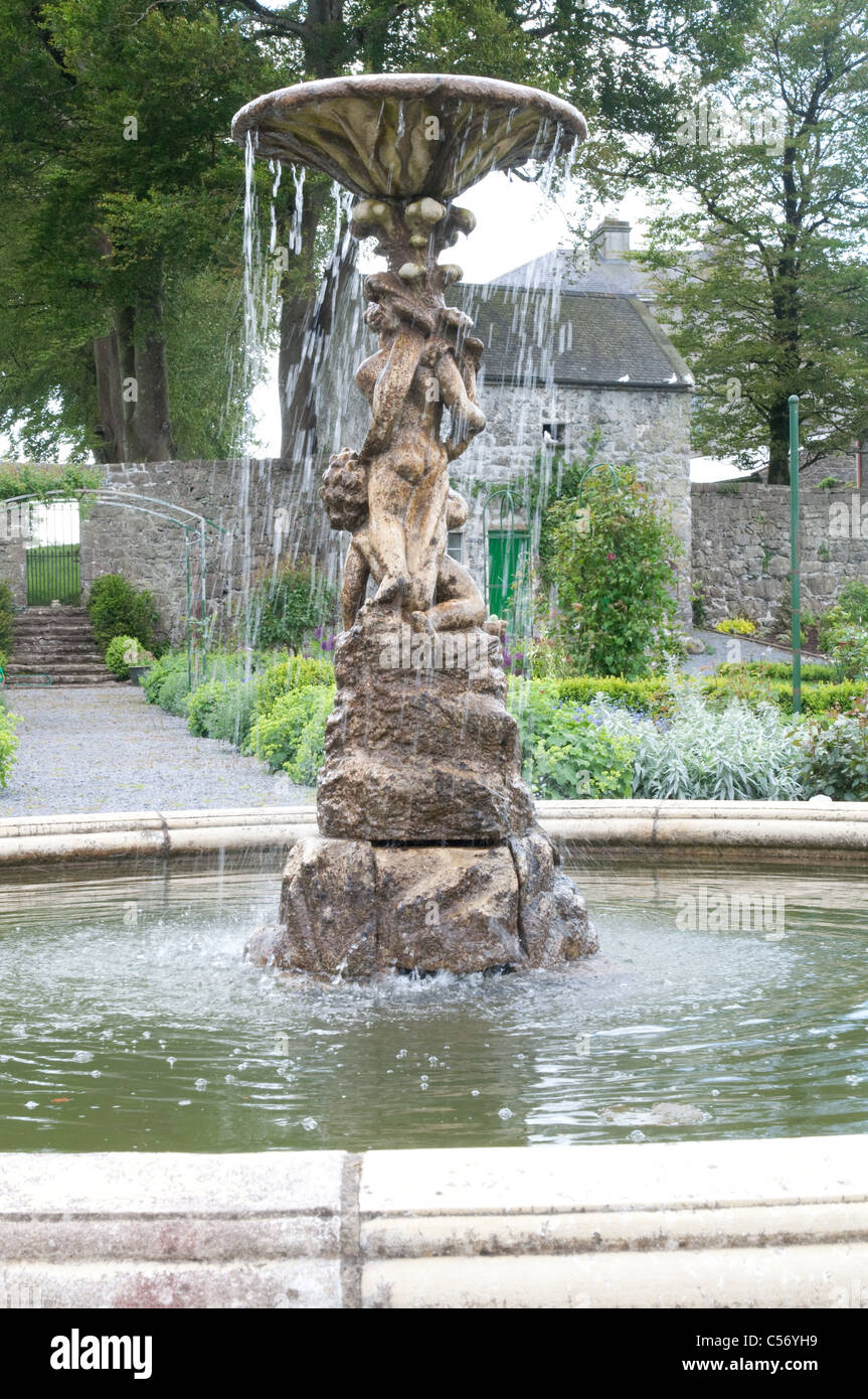 Fountain in pond hi-res stock photography and images - Alamy