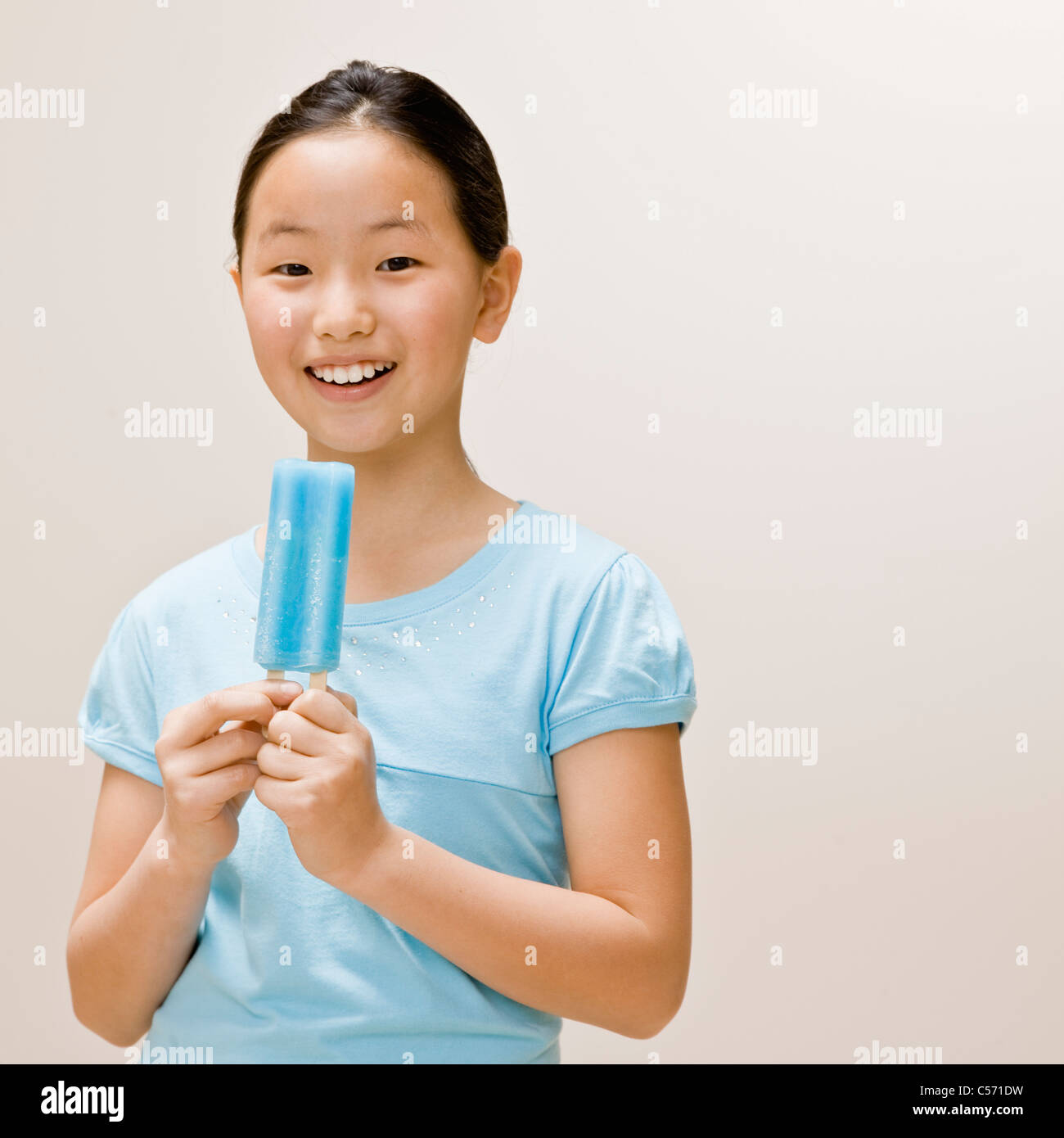 Girl eating a popsicle Stock Photo - Alamy