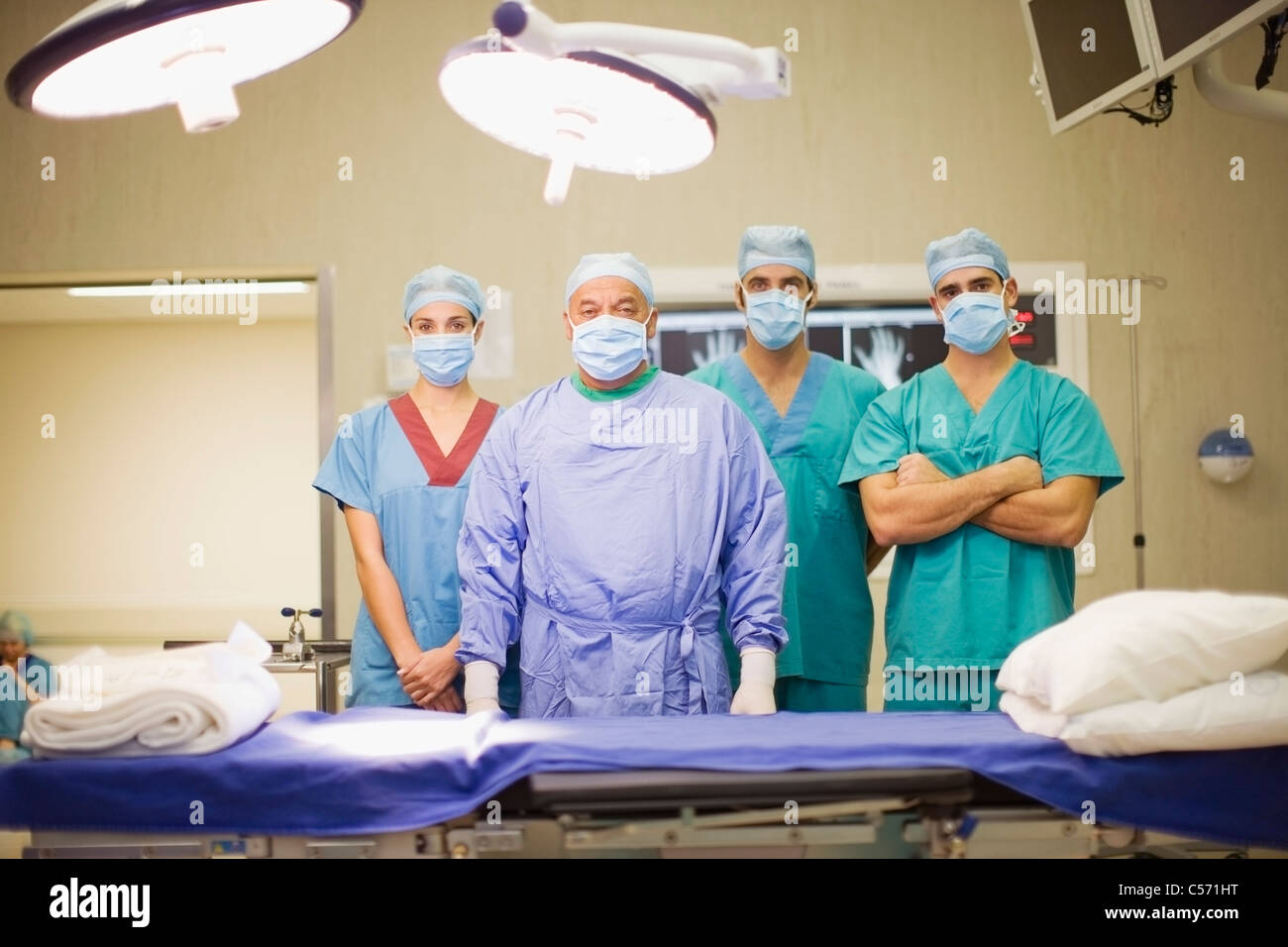 Nurse doctor operating theatre hi-res stock photography and images - Alamy