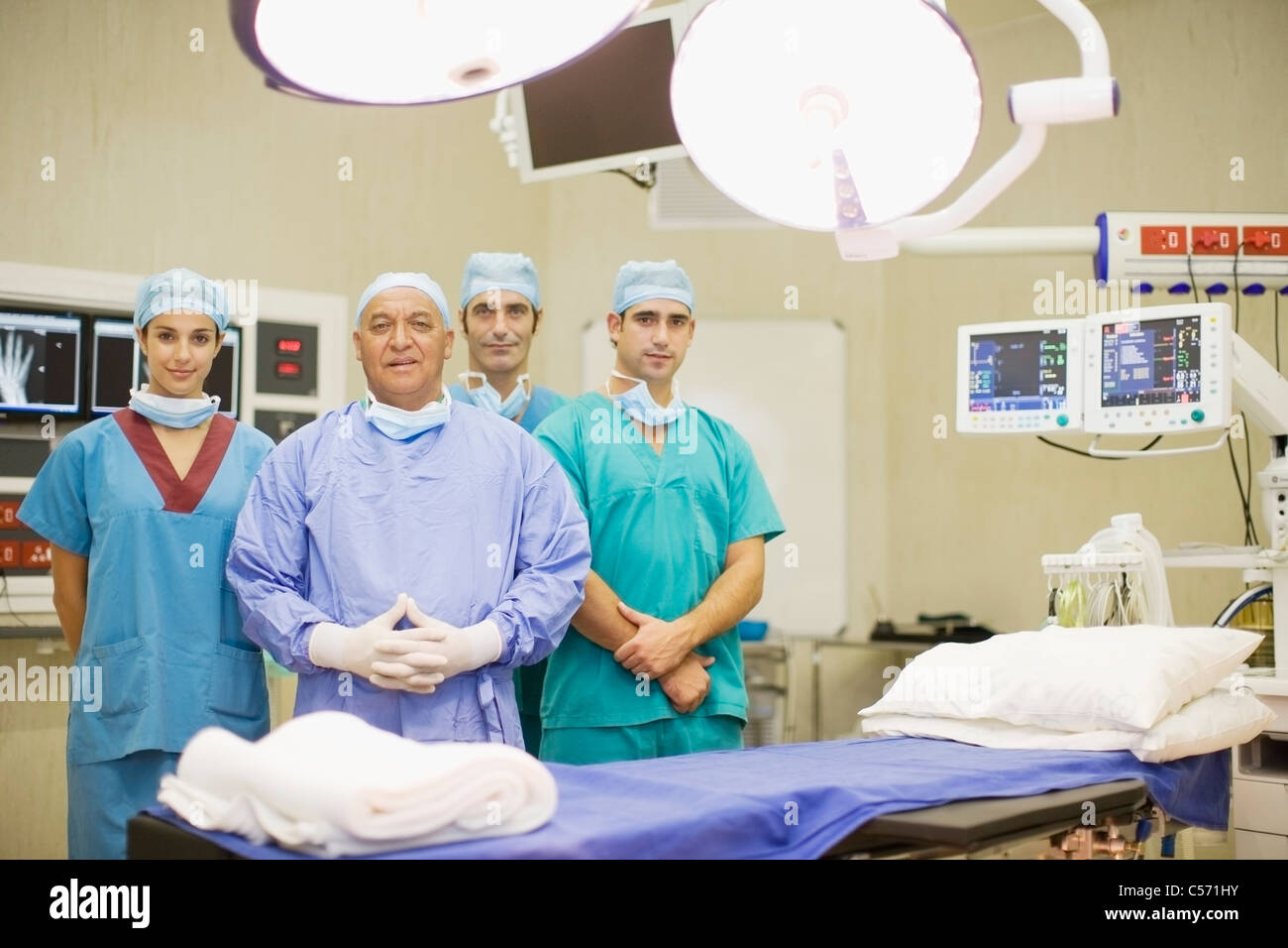 Operating Room Nurse Stock Photos & Operating Room Nurse Stock Images ...